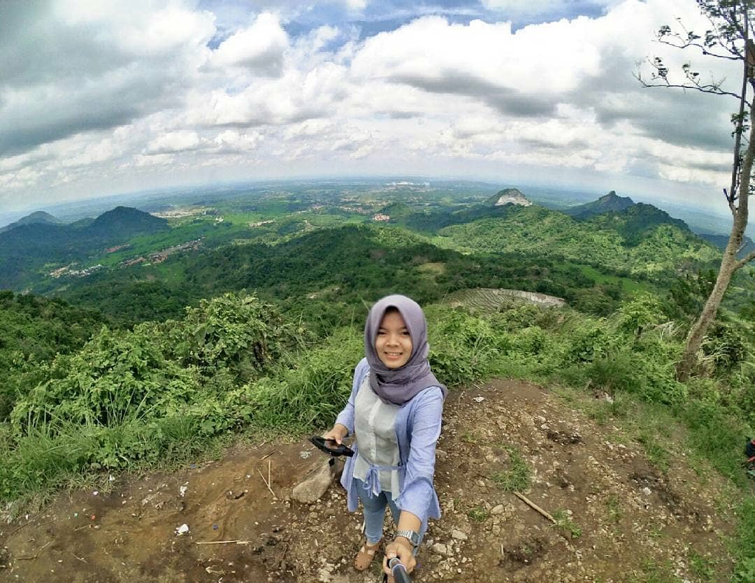 Menikmati Pemandangan Menakjubkan dan Mempesona dari Puncak Sempur Karawang