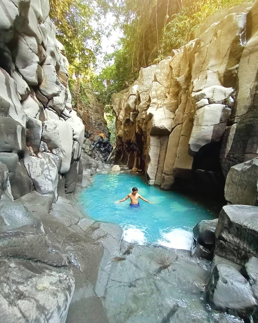 Curug dengan Kolam Alami & Panorama Tebing Batu yang Unik & Indah ...