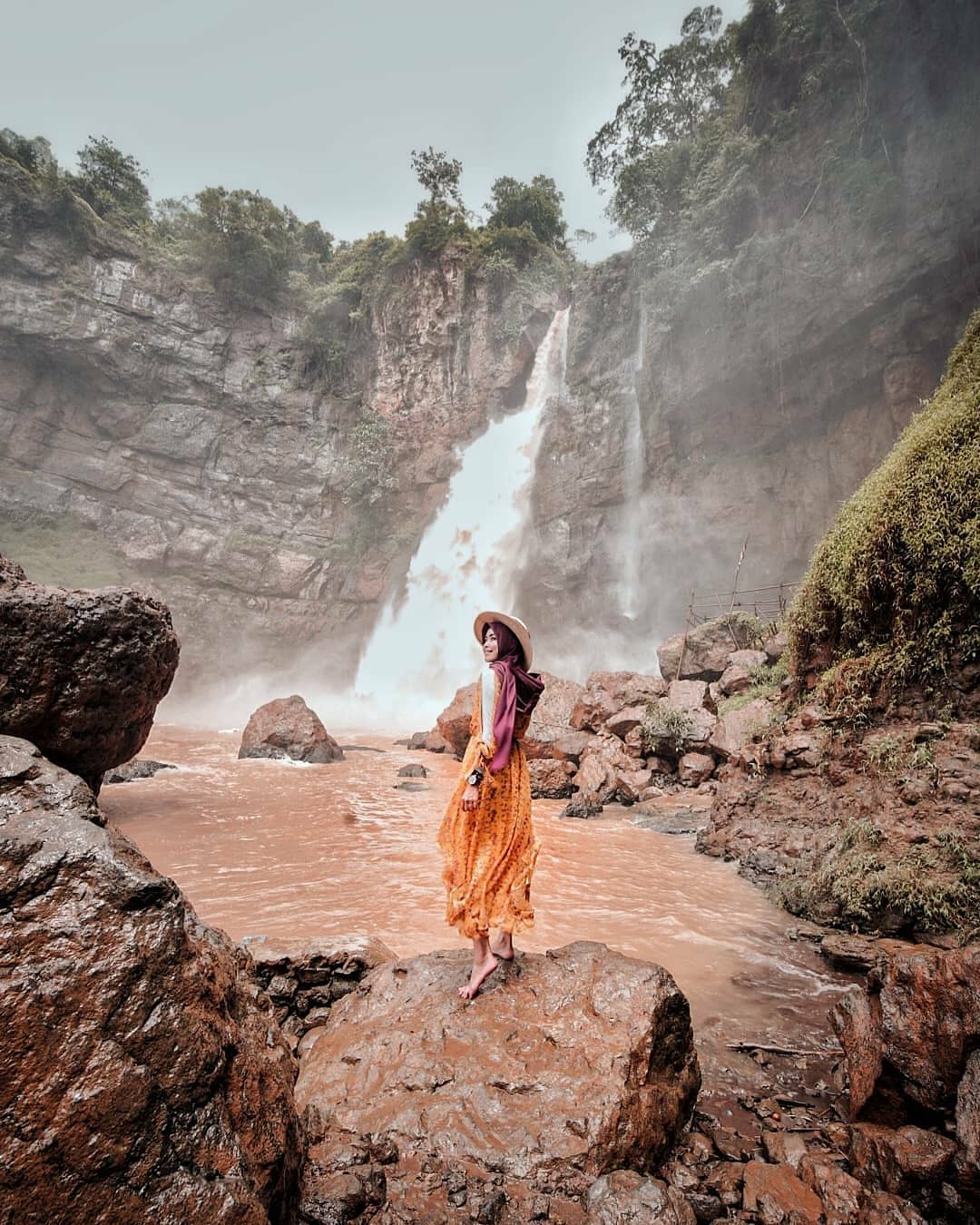 Curug Cimarinjung di Geopark Ciletuh Sukabumi yang Sangat Mempesona