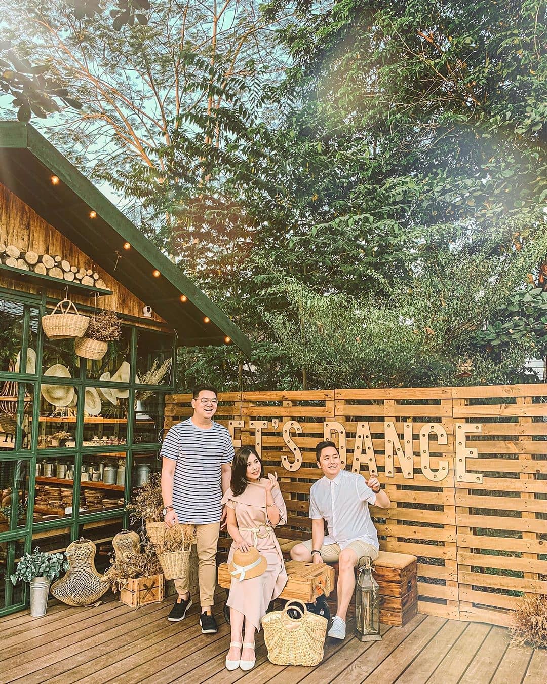 Rustic Market, Tempat "Ngadem" Surabaya di Cafe Yang Unik dan Epik ...