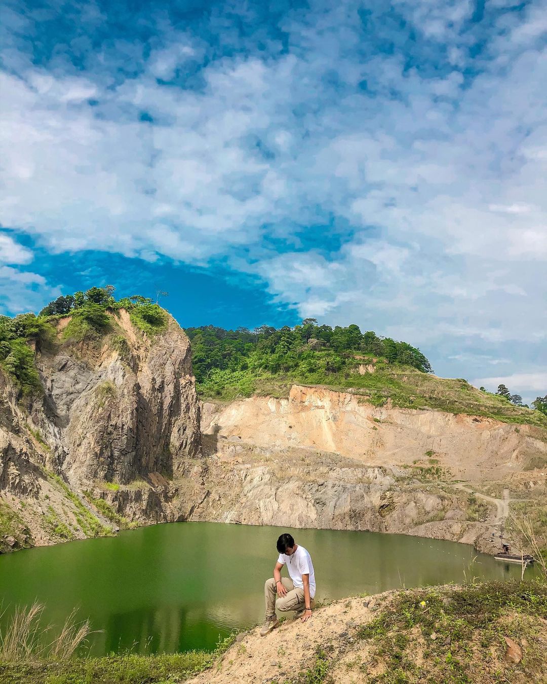 Danau Quarry Jayamix, Objek Wisata Alam di Bogor yang Memukau Mata ...