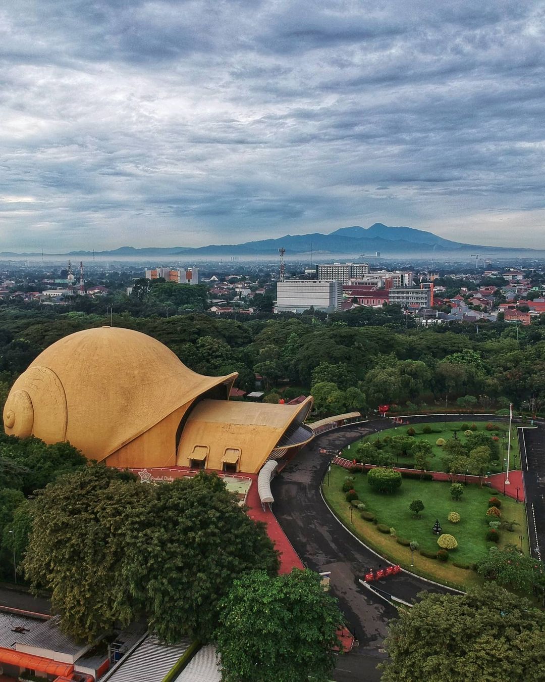 Taman Mini Indonesia Indah, Objek Wisata Favorit dengan Area yang Luas ...