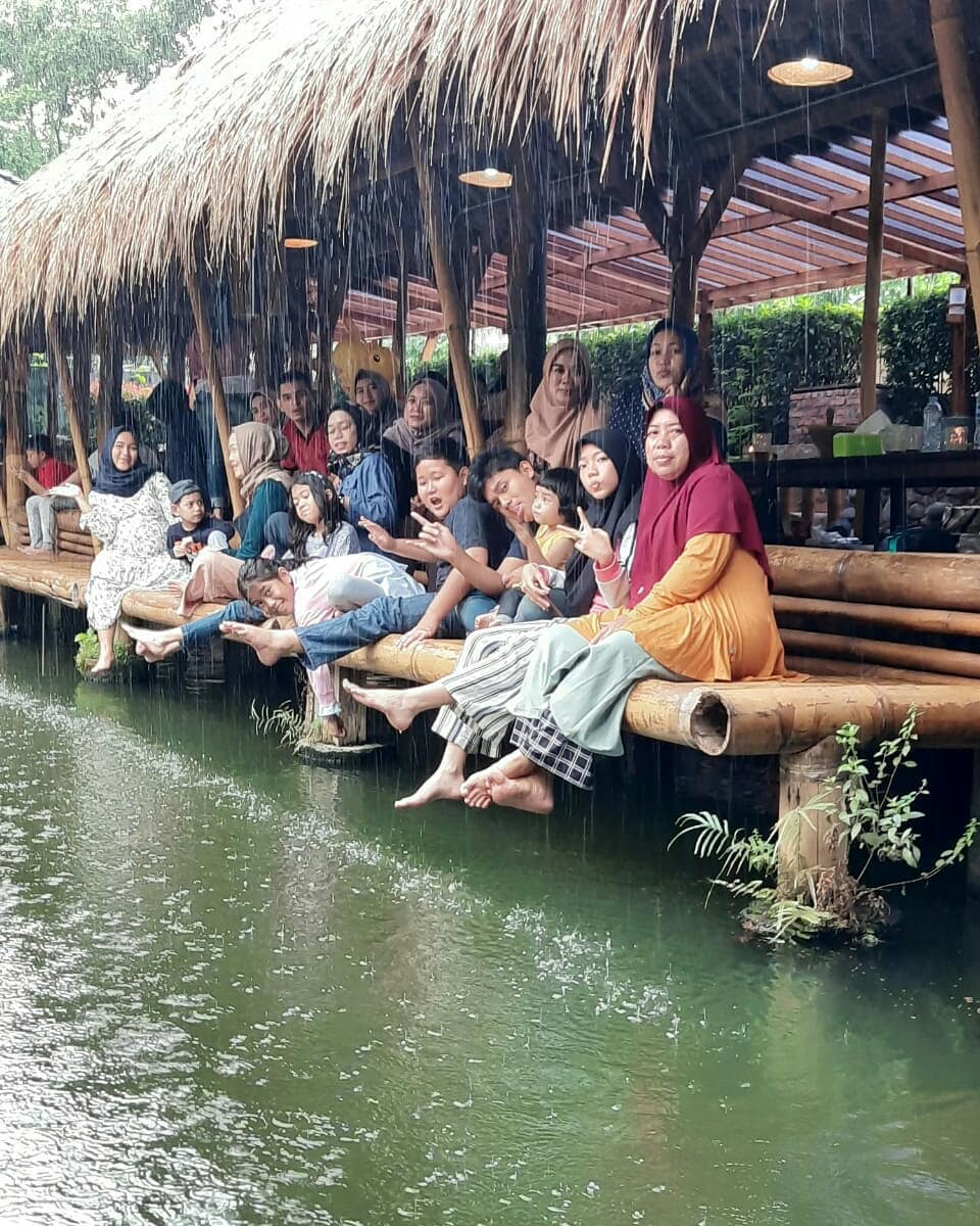 Gubug Mang Engking Depok, Tempat Makan Lesehan Lengkap dengan Kolam ...