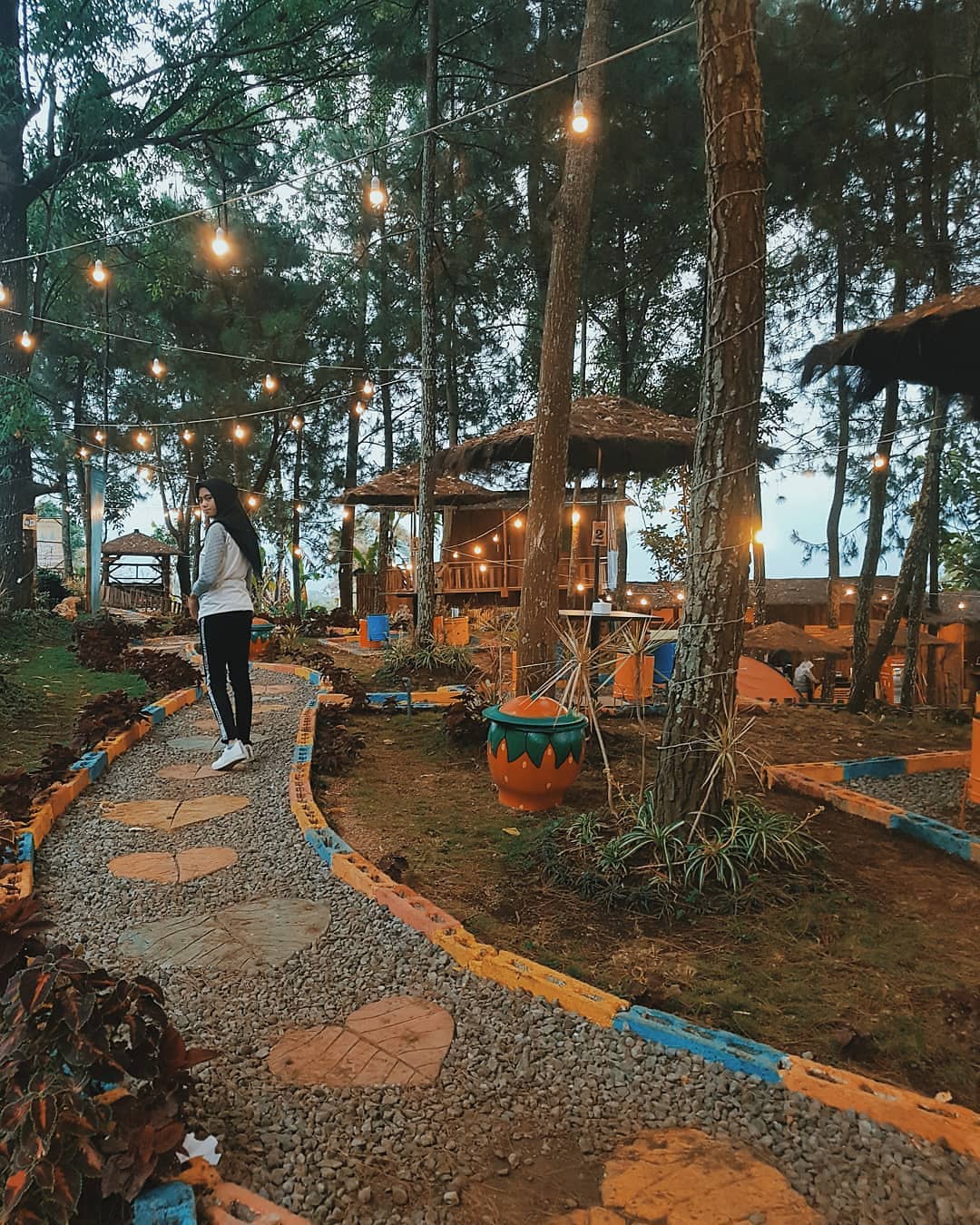 4 Cafe di Tengah Hutan, Solusi Tempat Ngadem di Sore Hari Bareng Orang ...