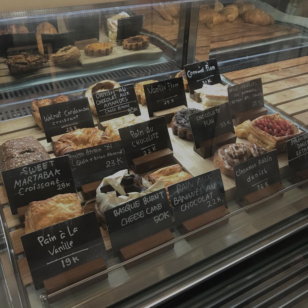 Retawu Deli, Kafe Berbentuk Bangunan Klasik di Malang yang Sajikan ...