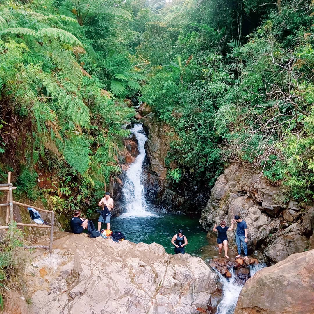 Trekking Tipis-Tipis ke Curug Mariuk Bogor, Pesona Bebatuan Alami dan ...