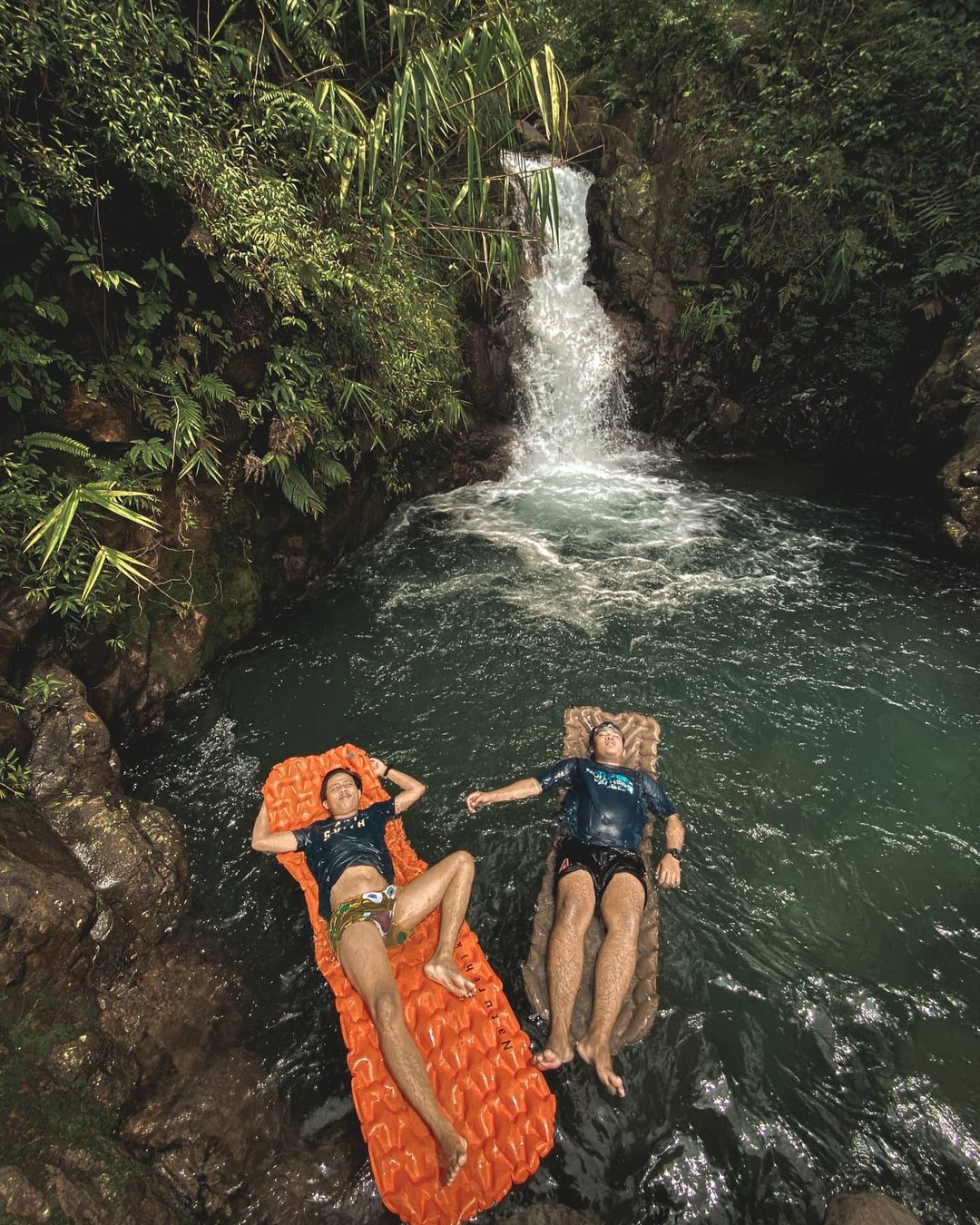Trekking Tipis-Tipis ke Curug Mariuk Bogor, Pesona Bebatuan Alami dan ...