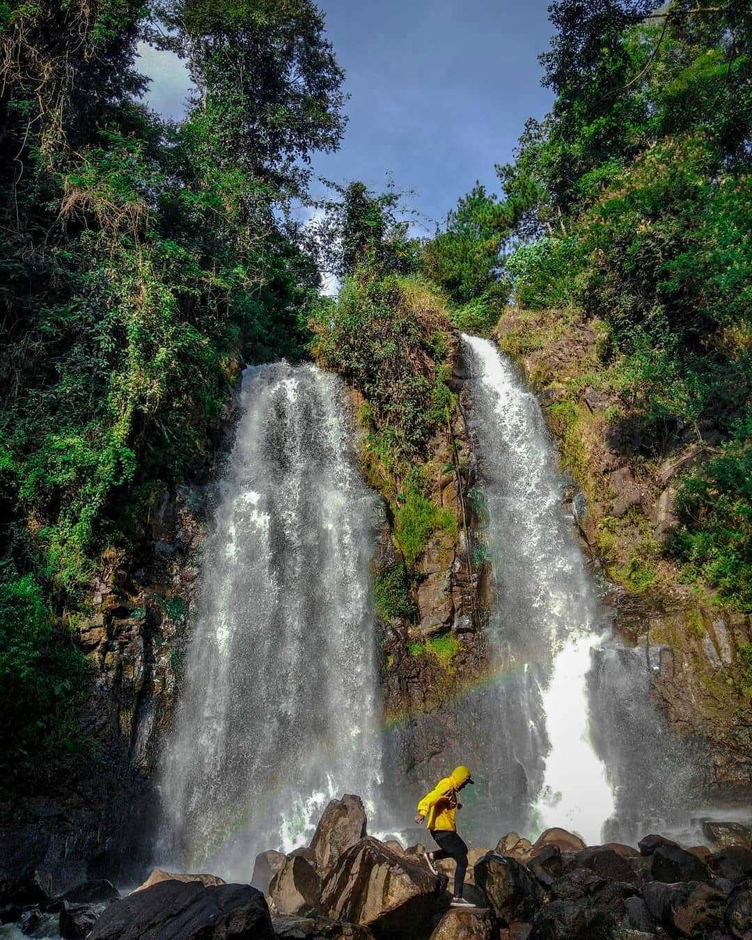 Curug Cinulang, Air Terjun Kembar di Cicalengka, Bandung yang ...