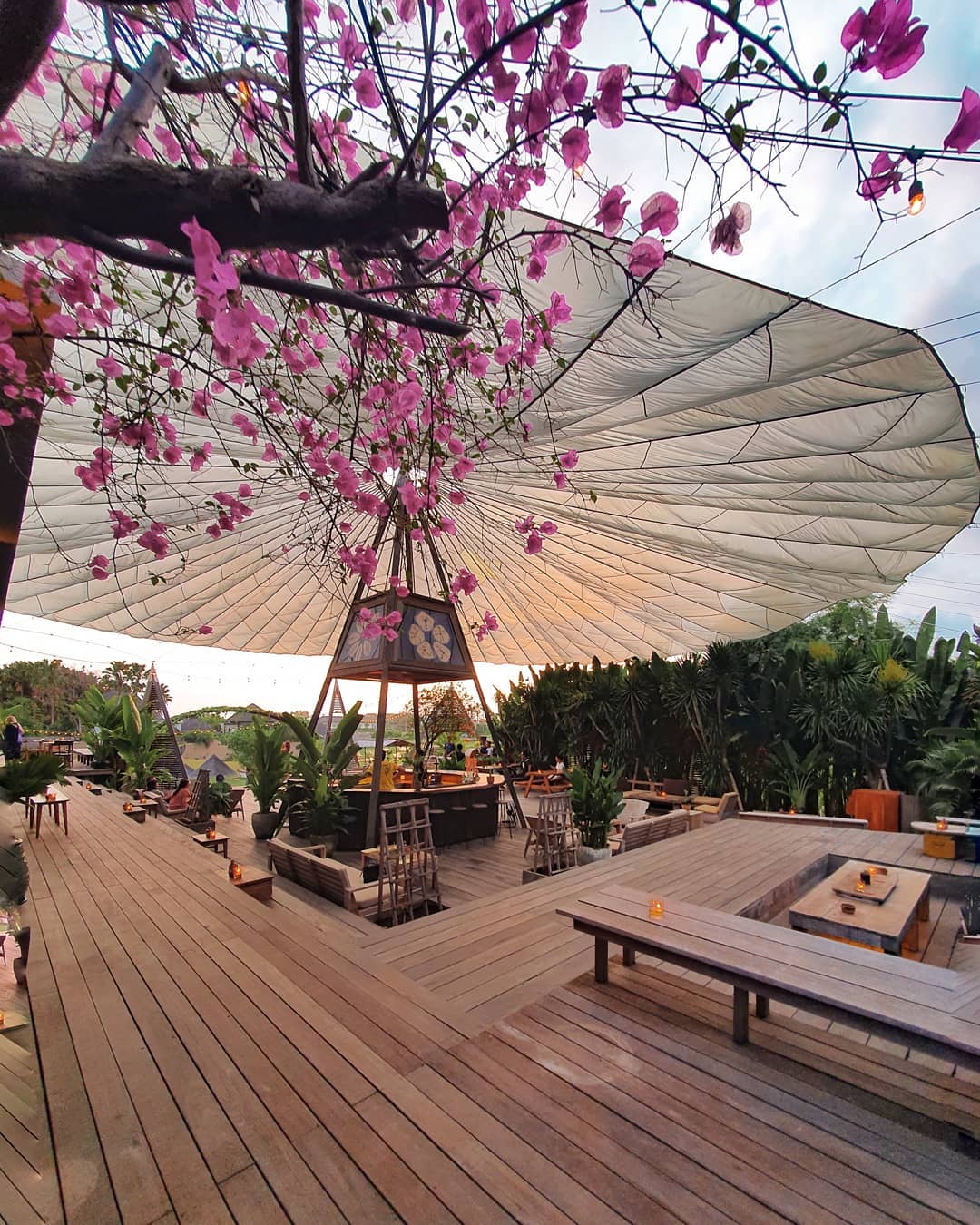 Parachute Bali, Restaurant Unik & Fotogenic di Bali dengan Menu Olahan ...