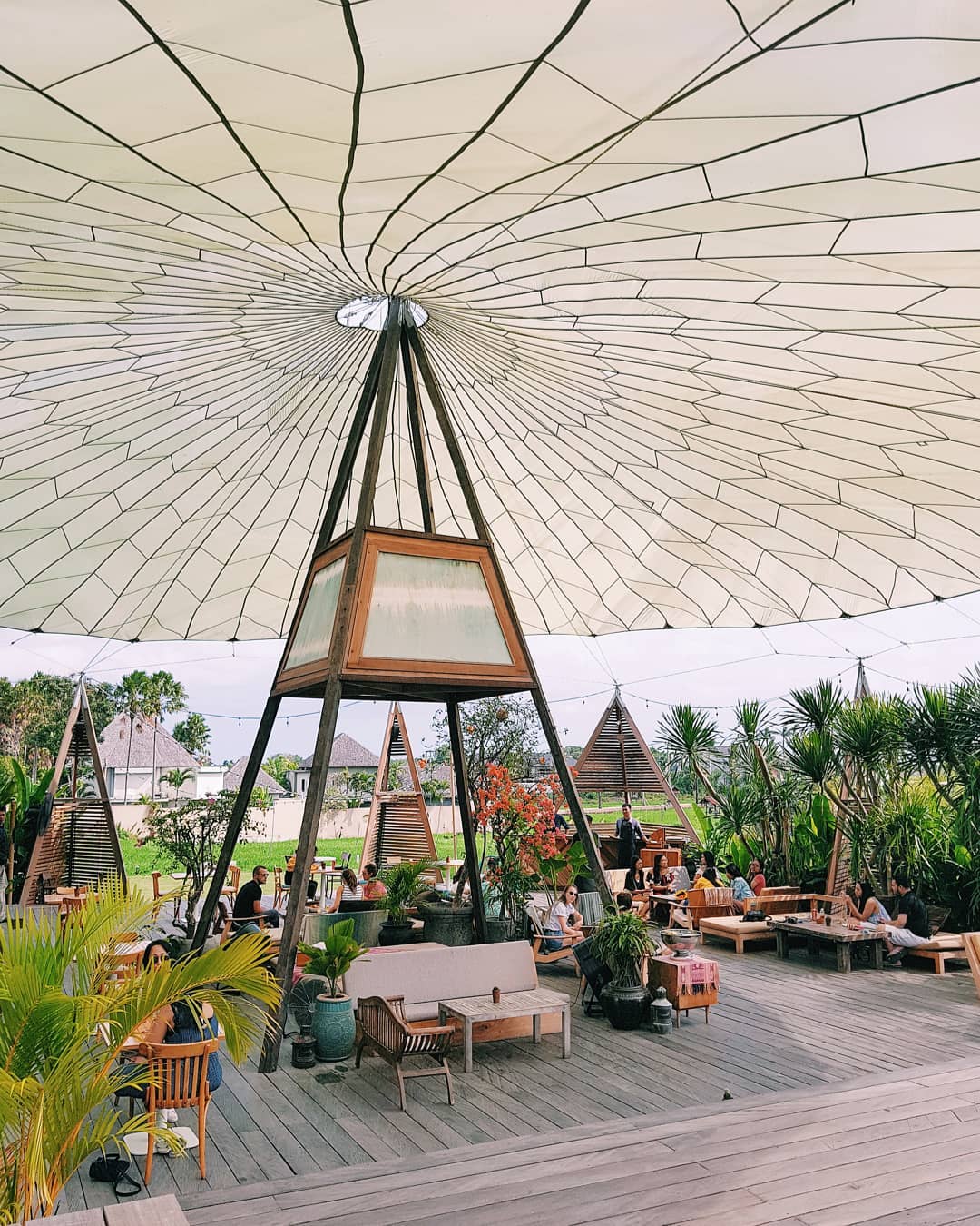 Parachute Bali, Restaurant Unik & Fotogenic di Bali dengan Menu Olahan ...
