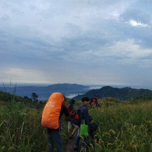 Bukit Wanapa – Bukit di Ketinggian 1050 Mdpl yang Sajikan Keelokan Pemandangan Alam Kabupaten ...