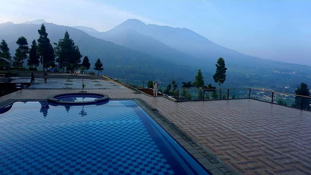 Kenalan Sama Alinson Sunset Hill Puncak Bogor, Kamar Kabin dengan ...