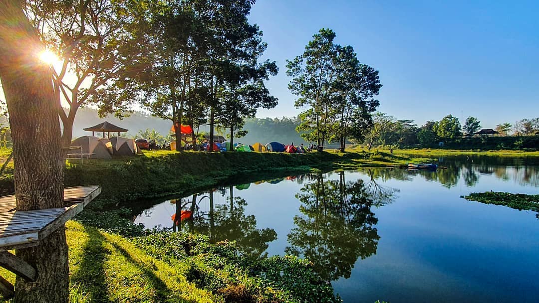 Gunung Jae, Tempat Camping di Kawasan Lombok Barat dengan View Danau ...