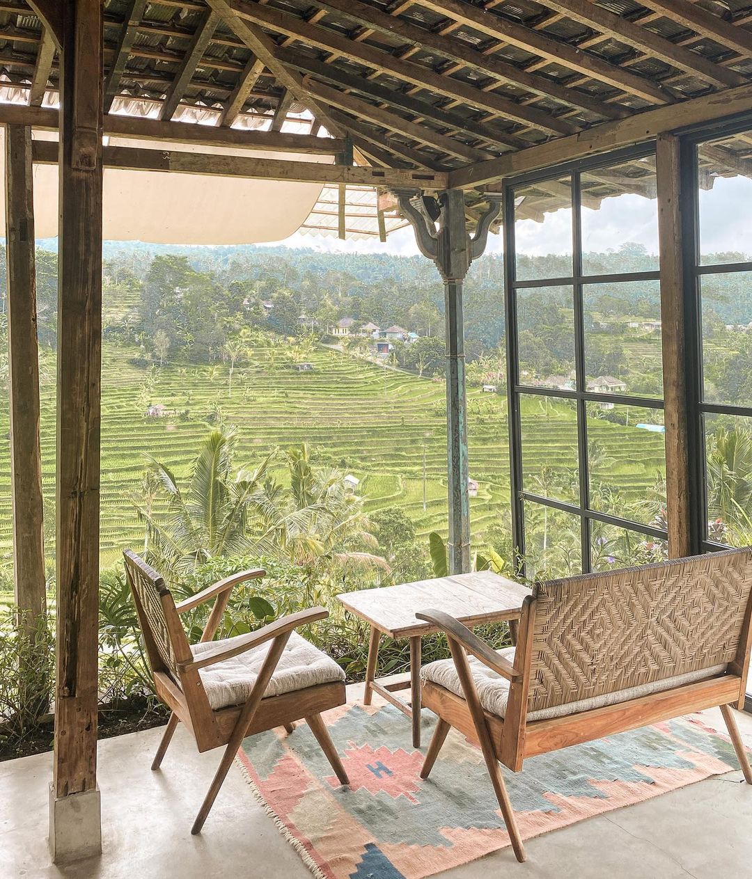 Batu Karu Kopi, Tempat Makan yang Punya Pemandangan Hijau Terasering ...